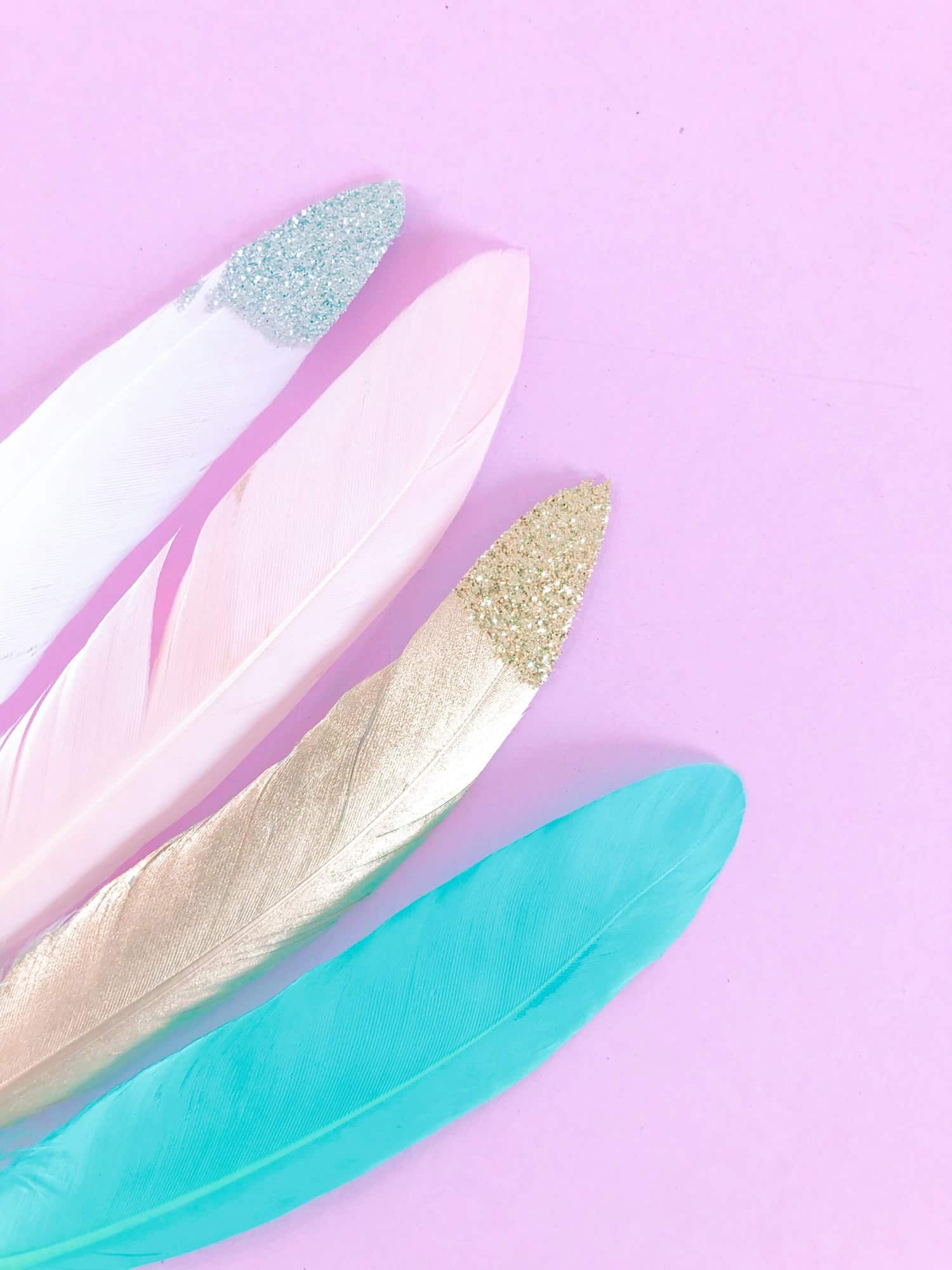 Plumes colorées : astuces et conseils pour une transformation réussie